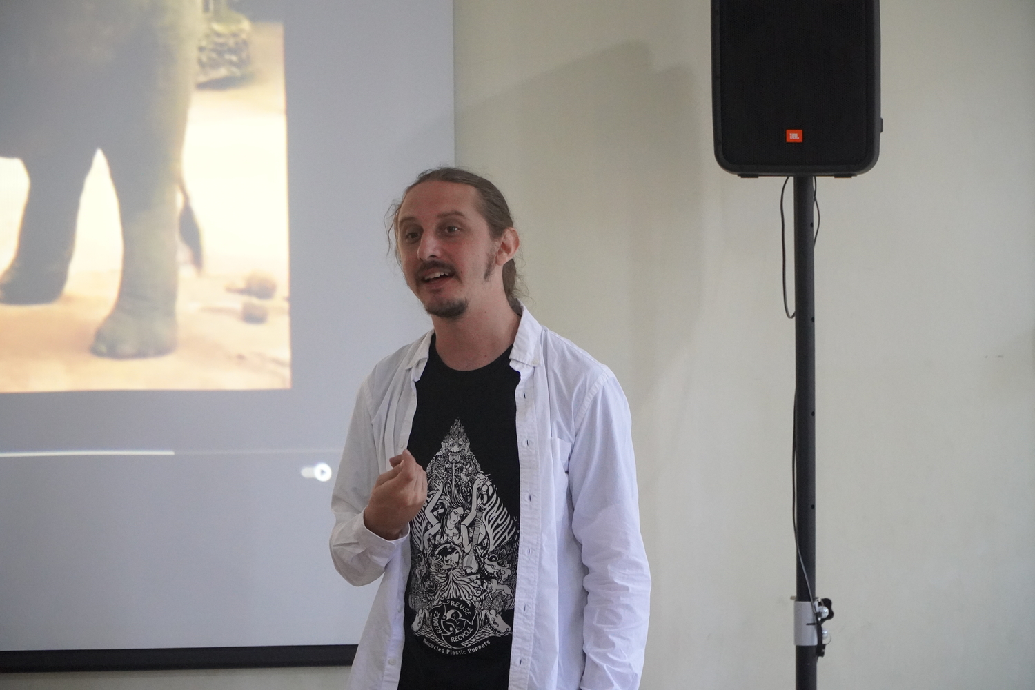 Dosen Asal Amerika Mengajar di Program Studi Etnomusikologi ISI ...