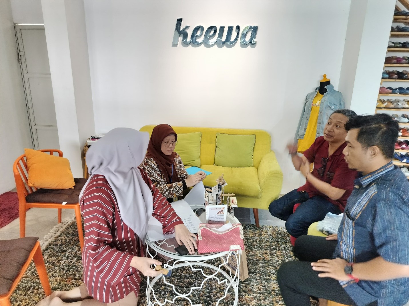 Kolaborasi prodi Fotografi FSMR ISI Yogyakarta dengan Keewa Shoes untuk ...