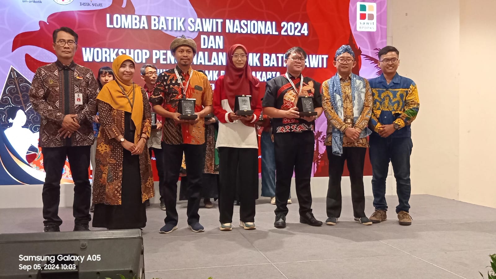 Motif Sawit Lestari, Mengantarkan Dosen Kriya Raih Juara Lomba Desain Batik Sawit Nasional 2024 ...