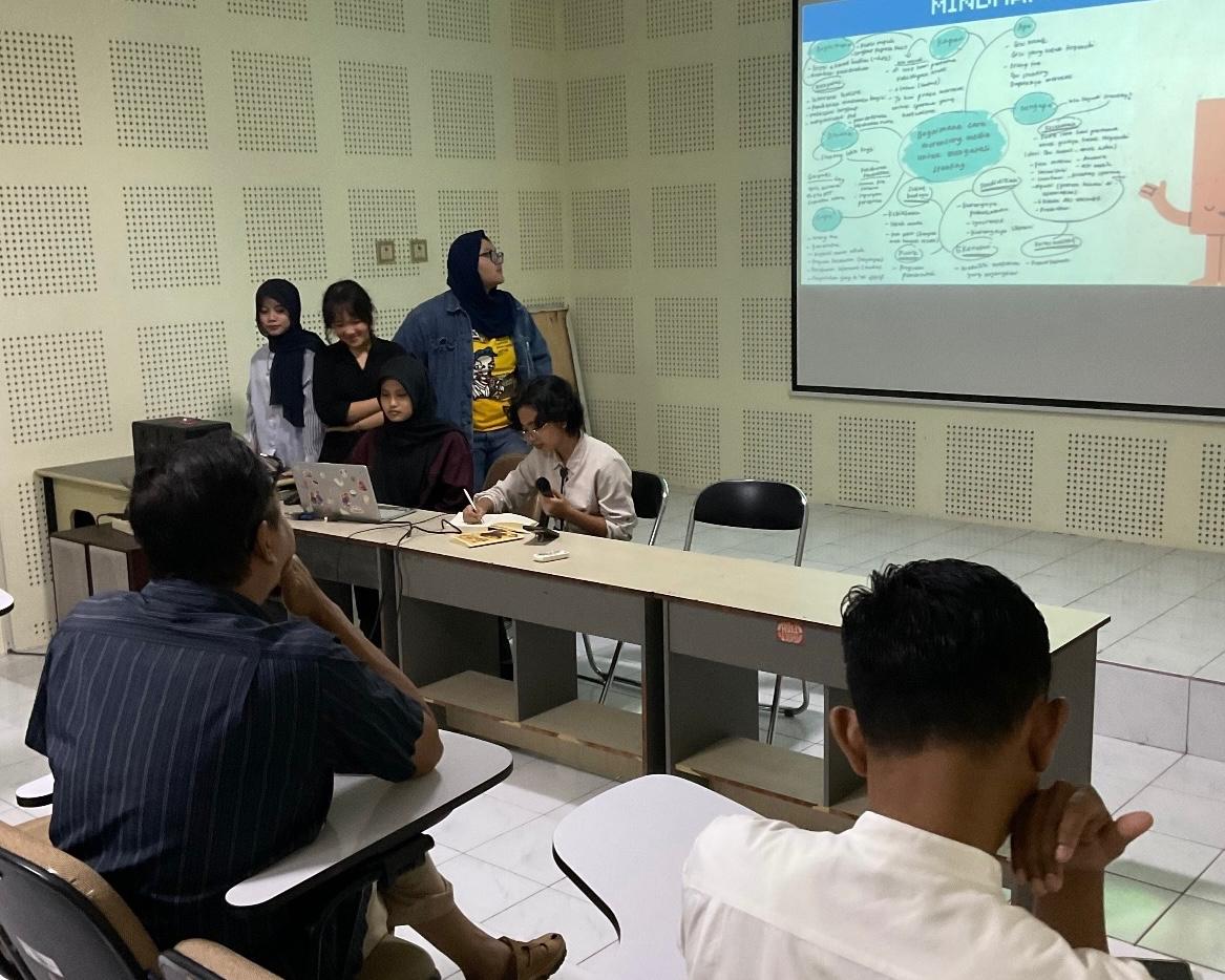 Mahasiswa Desain Komunikasi Visual Membuat Project Desain dengan Tema ...